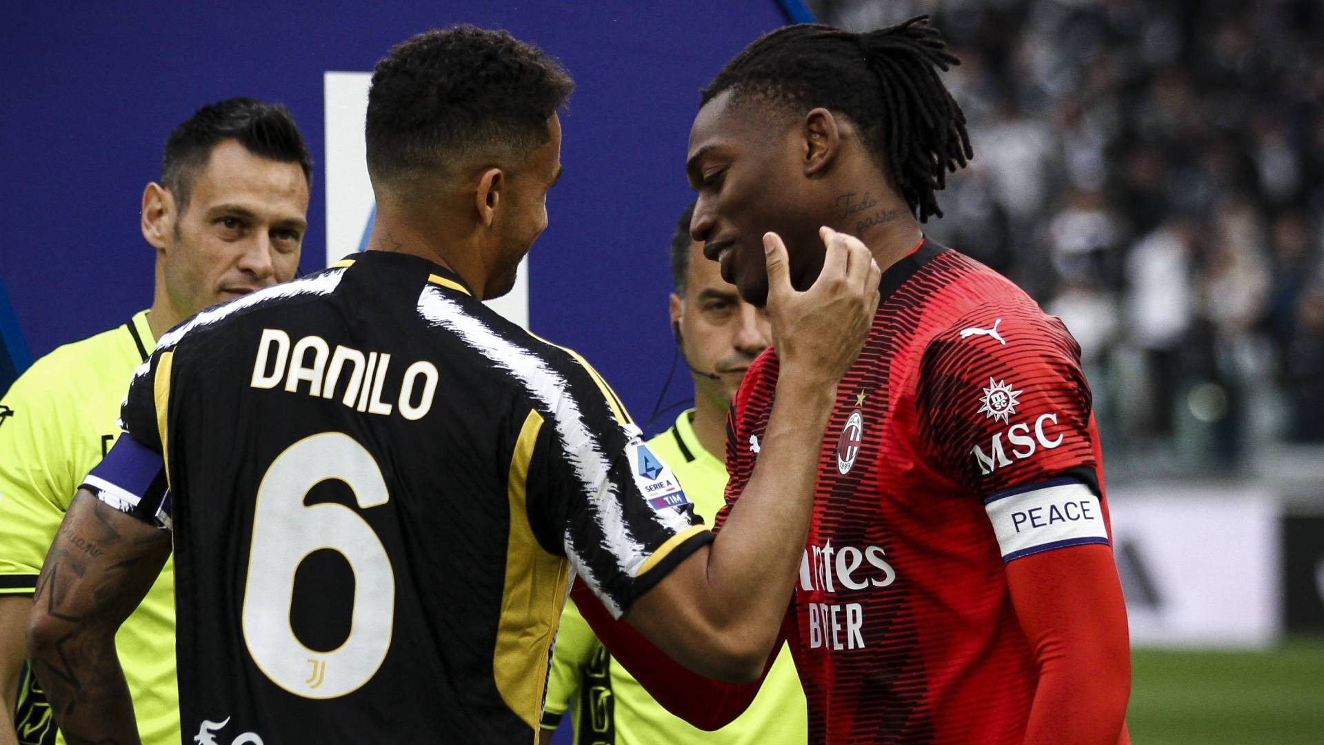 Perchè Leao non ha stretto la mano a Danilo? La "versione" dei tifosi