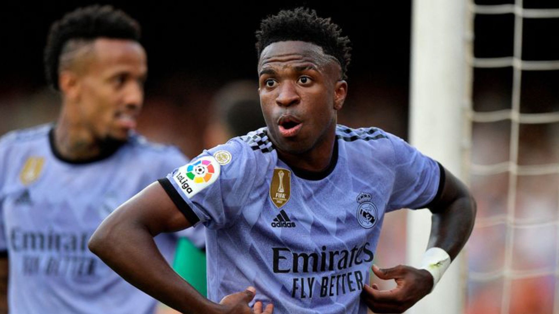 Vinicius si tatua i suoi idoli sulla schiena ma sui social notano: "C'è ...